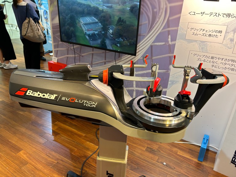 【Babolat】2024年秋冬展開の新製品展示会へ！新製品もちろんですが、ストリングマシンにも興味が♪ | テニス用品に関するブログ＠テニス ...